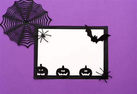 보라색 배경에 거미줄 검은 종이 호박 박쥐 및 거미와 빈 흰색 할로윈 프레임 카드 포스터 초대장 모형 10월에 대한 스톡 사진