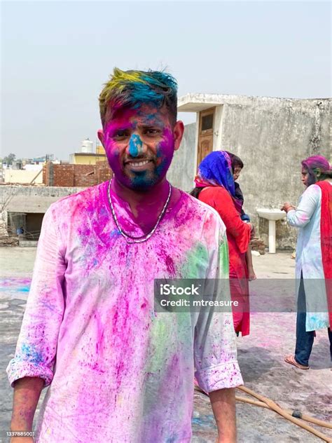쿠르타 전통 의상을 입은 힌두교 인도 남성의 이미지 페인트 파우더 컬러 굴라 울렸다 색상의 홀리 축제에서 장난과 페인트 싸움을 사랑 카메라를보고 미소 2 3 살에 대한 스톡