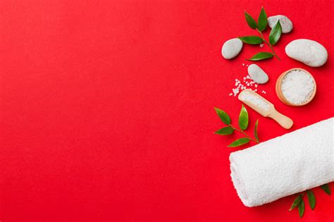 코코넛 오일 항아리와 컬러 배경에 화장품 크림이 들어간 코코넛 상단 보기 텍스트를위한 여유 공간 천연 스파 코코넛 화장품 및 유기농 트리트먼트 컨셉 코코넛 스파 조성물 0