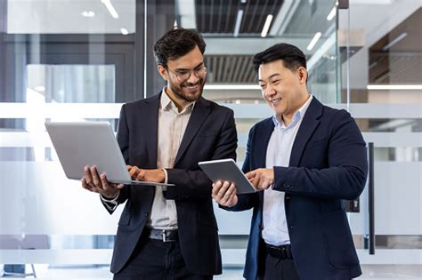 태블릿 및 노트북 장치를 사용하여 현대적인 사무실 환경에서 협업하고 아이디어를 공유하는 전문 동료 2명에 대한 스톡 사진 및 기타 이미지 Istock