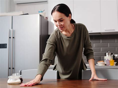Чому прикмети забороняють витирати стіл папером чи серветкою