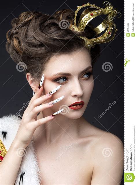 Bella Ragazza Nell Immagine Della Regina Nel Manto Con Una Corona Sulla Testa E Sui Chiodi