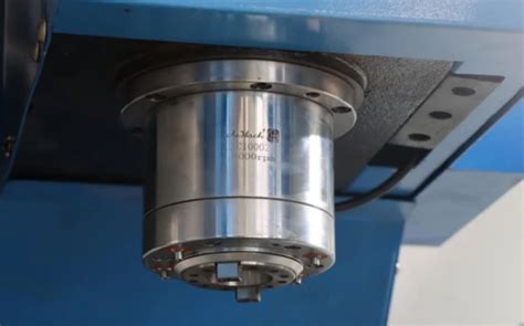 Belt Connection Spindle Rotation CNC Milling Machine Center Vmc Vertical Machining Center