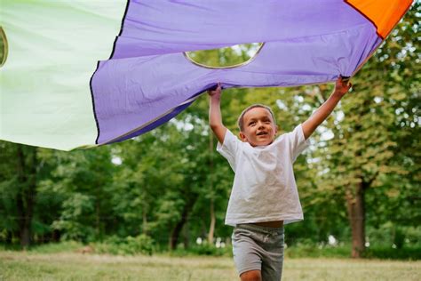 들판에서 연을 들고 있는 어린 소년 사진 Unsplash의 여름 캠프 이미지