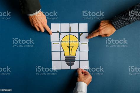 포스트 페이퍼에 그려진 전구를 조립하는 세 사업가의 손 3 명에 대한 스톡 사진 및 기타 이미지 3 명 개발 계획 Istock