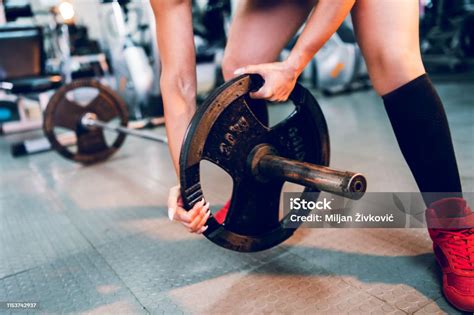 닫 다 여성 선수 피트 니스 보디 빌딩 퍼 팅 무거운 무게 플레이트 바 벨 데드 리프트 훈련 강한 여자에 대 한 건강한 생활방식에 대한 스톡 사진 및 기타 이미지 Istock