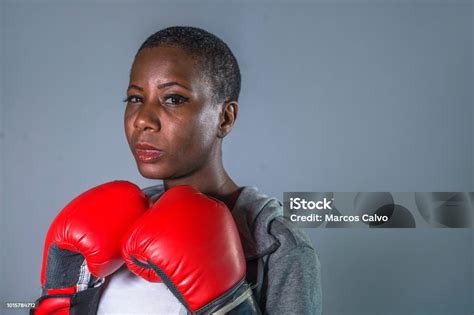 권투 장갑 훈련과 피트 니스 체육관 및 싸움 운동 개념에서 위험한 전투기로 여 자가 젊은 화가 도전적 검은 아프리카 미국 스포츠의 얼굴 초상화 닫기 건강한 생활방식에 대한