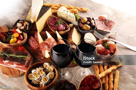 이탈리안 안티파스티 와인 스낵 세트 치즈 종류 지중해 올리브 해산물 샐러드 프로슈토 디 파르마 토마토 멸치 와인 잔 고기에 대한 스톡 사진 및 기타 이미지 Istock