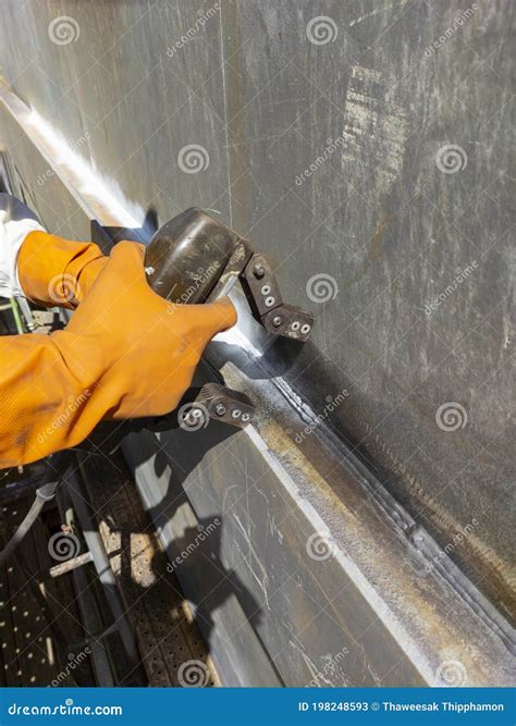 Checking Defect In Welded With Process Magnetic Particle Testingmt Of