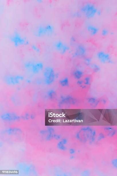 개요 블루 액체에 분홍색 페인트 배경 블루 핑크 홀로그램 우유 홀로그램 우주 미니 팝 아트 디자이너에 대 한 질감에 얼룩 0명에 대한 스톡 사진 및 기타 이미지 Istock