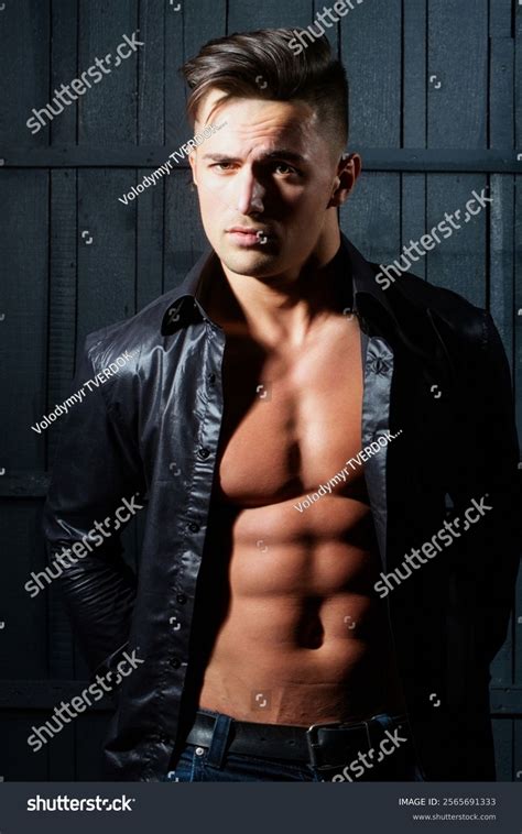 Pria Seksi Dengan Tubuh Telanjang Berotot Foto Stok Shutterstock
