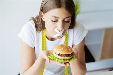 Premium Photo Portrait Of A Woman Who Wants To Eat A Burger But Her