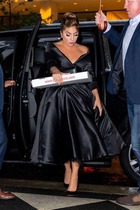 Lady Gaga Grabs A Pizza Out In New York Hawtcelebs