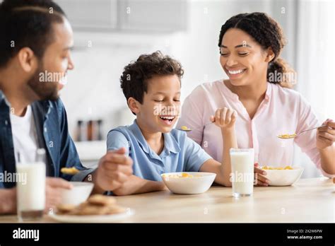 Child parents kitchen eating laughter hi-res stock photography and images - Alamy