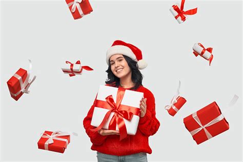 빨간 스웨터와 빨간 리본흰색 기프트 박스를 들고 산타 클로스 모자를 쓴 소녀 12월에 대한 스톡 사진 및 기타 이미지 12월