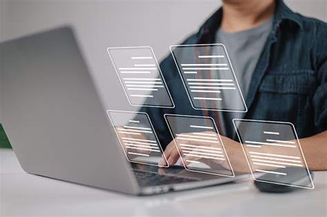 전자 문서 아이콘 전자 문서 관리 온라인 문서 데이터베이스 및 사업가를위한 종이없는 직장의 개념이있는 랩톱 컴퓨터 가상현실에 대한 스톡 사진 및 기타 이미지 Istock