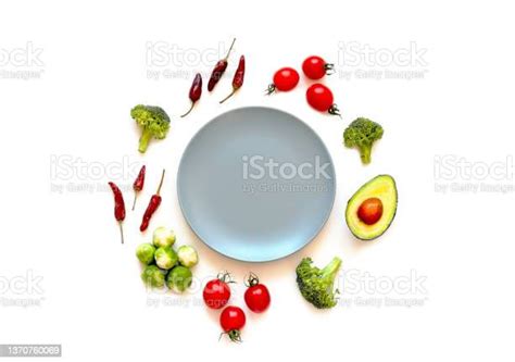 적절한 영양을 위한 재료와 흰색 배경에 빈 파란색 접시 건강한 식단의 개념 0명에 대한 스톡 사진 및 기타 이미지 0명 가리기 개념 Istock