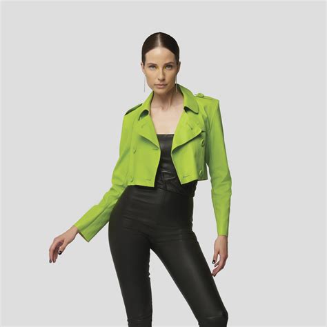 جاكيتات قصيرة أنيقة أحدث صيحات ملائمة لقصيرات القامة لعام 2023 مجلة هي