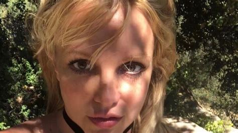 Britney Spears Baru Sadar Tampilan Natural Bikin Terlihat Lebih Muda