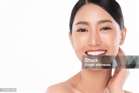 아름다운 미소 젊은 여자 마스터 플랜에 흰색 치아 여유 공간과 흰색 배경 개념에 대한 스톡 사진 및 기타 이미지 개념