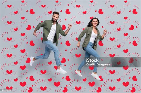 숙 녀 남자 배우자의 전체 길이 사진 점프 실행 빠른 속도 흥정 회색 배경 위에 고립 25 29세에 대한 스톡 사진 및 기타 이미지 25 29세 2명 30 34세