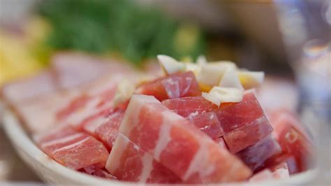 테이블 세팅 돼지 고기 배 치즈 훈제 소시지와 햄은 직사각형 접시에 조각으로 잘라 딜은 고기 컷 접시를 장식합니다 고기 조각에