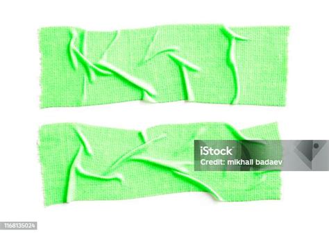 흰색 배경에 격리 된 구겨진 녹색 형광 천 개퍼 테이프의 두 파이 건강관리와 의술에 대한 스톡 사진 및 기타 이미지 건강