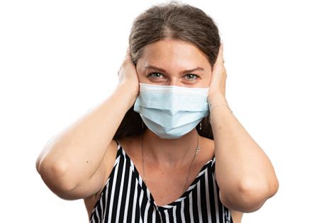 외과 또는 의료 용 마스크를 착용 손바닥으로 귀를 덮고있는 여성 듣기에 대한 스톡 사진 및 기타 이미지 듣기 가리기