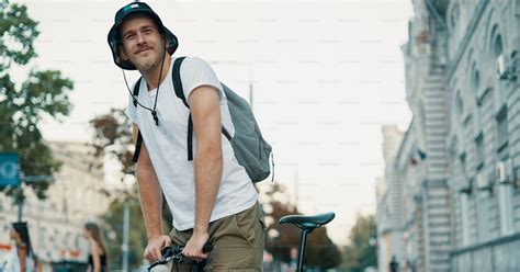 유럽의 오래된 도시 야외에서 자전거를 타고 있는 남자 라이프 스타일 생태 교통 사람들의 개념 사진 Unsplash의 수송 이미지