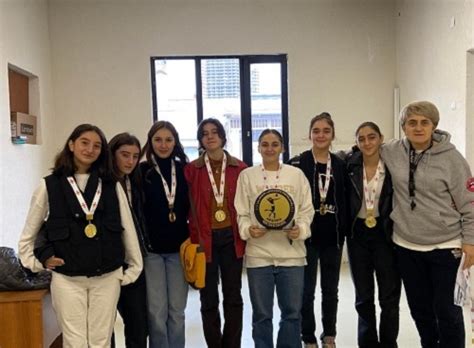 ბათუმის N2 საჯარო სკოლის მოსწავლეთა გუნდი კალათბურთში ბათუმის მუნიციპალური თამაშების