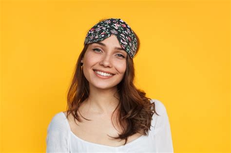 Chica Sonriente En Antifaz Para Dormir Foto Premium