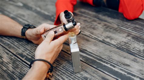 Guide To Choose Between Reusable And Disposable Vapes