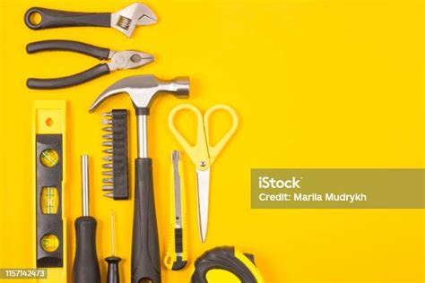다양 한 건설 도구의 집합입니다 가정 수리를위한 도구 건설 현장에서 일합니다 노란색 배경에 플랫레이 공구상자에 대한 스톡 사진 및 기타 이미지 Istock
