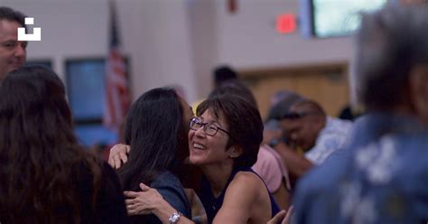 포옹하는 두 여성의 선택적 초점 사진 사진 Unsplash의 무료 뉴 호프 힐로 하와이 이미지