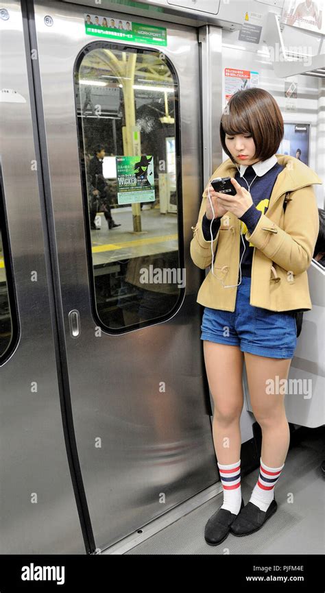 Japón Tokio jovencita japonesa en el metro Fotografía de stock Alamy