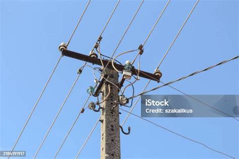 고전압 철탑 와 푸른 하늘 배경 배경 수많은 절연 전선 와 안전한 전기 전송에 필수적인 세라믹 절연체 에너지 분배 시스템의 시각적 표현 건설 산업에 대한 스톡 사진 및 기타