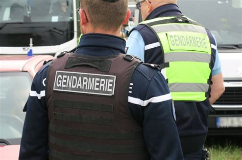 Les Voisins Se Font Tabasser Chasse à Lhomme Dans Un Village De