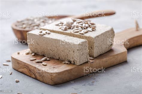 나무 배경에 씨앗해바라기 할바 축제 분위기의 오리엔탈 진미 타히니에 대한 스톡 사진 및 기타 이미지 타히니 할바 0명 Istock