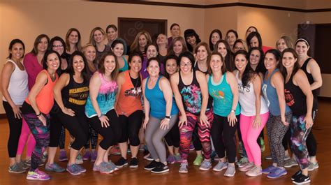 소녀들을 위한 줌바 주 5회 그룹 수업 줌바 사진 배경 일러스트 및 사진 무료 다운로드 Pngtree