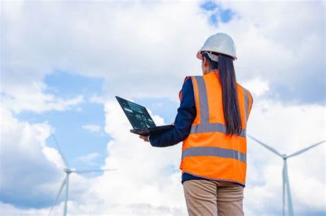 풍력 발전소 투어에 대한 투자자 풍력 터빈은 미래에 지속 가능한 자원이 될 대체 전기 원입니다 청정 에너지 컨셉으로 세상을 절약 30 34세에 대한 스톡 사진 및 기타