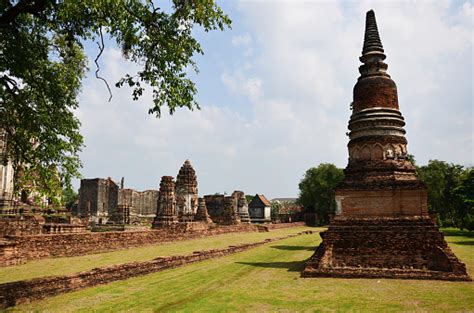 태국 롭부리의 롭부리 시에서 기도하는 태국 사람들과 외국인 여행자를 위한 왓 프라 스리 랏타나 마하탓 사원의 고대 유적과 골동품 건축물 0명에 대한 스톡 사진 및 기타