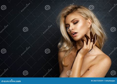 Mujer Desnuda Alegre Comiendo Chocolate Imagen De Archivo Imagen De