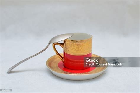 다채로운 전통적인 우아한 커피 컵의 모의 업 디자인 세트 컵의 접시와 숟가락에 차 컵 브랜드 정체성 및 회사 로고 디자인 음료수 식사를 위한 템플릿 0명에 대한 스톡 사진