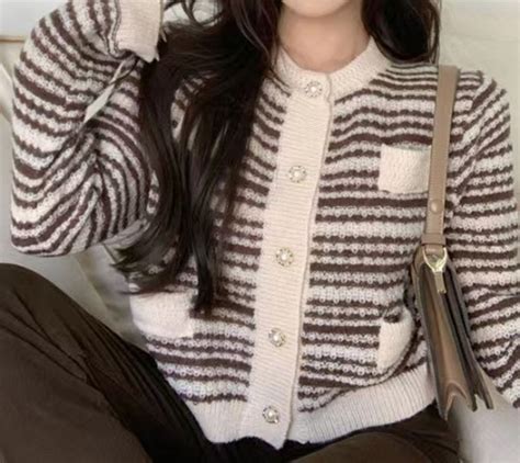 Yy 여성 줄무늬 니트 가디건 크롭 스트라이프 진주 버튼 단가라 노카라 배색 세련 페미닌 여리여리 러블리 데일리 스타일 캐주얼 패션