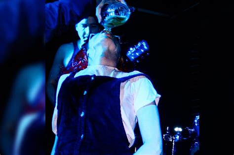 «Это не рок а извращение самарцев возмутили музыканты выступившие в женских платьях