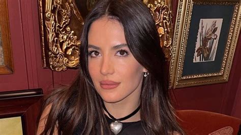 Sarah Kohan Ostenta Un Pronunciado Escote Y Pone De Rodillas A