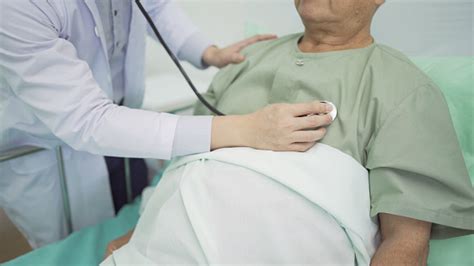 아시아 의사의 초상화는 양로원의 의료 및 의료 치료에서 병원에서 침대에서 아픈 노인 노인 환자의 청진기로 몸이나 심장을 확인합니다 사람들의 라이프 스타일 2명에 대한 스톡