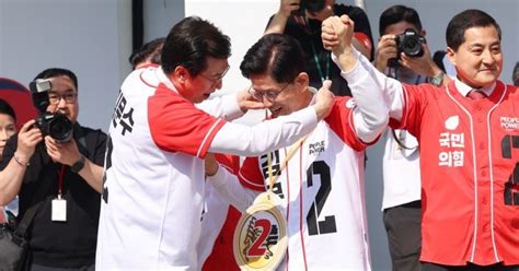 어사 김문수 왔다…논개정신의 도시 진주에서 마패 받은 김문수