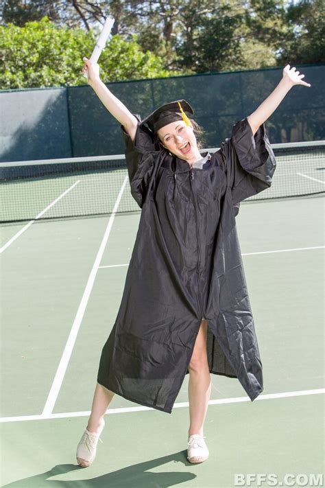 🎓 تاسیس اولین دانشگاه سکس ایده برای عکاسی مراسم فارغ التحصیلی بخش دختران