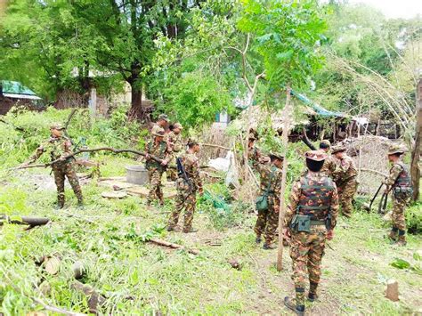 နတ်မောက်မြို့နယ် န လက္ခုပ္ပင်ကျေးရွာတွင် လေပြင်းတိုက်ခတ်မှုကြောင့် သစ်ပင်များ လဲကျနေမှုအား တာဝန
